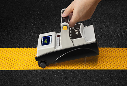 Hand-held mini unit accurately measures retroreflectivity | ITS ...