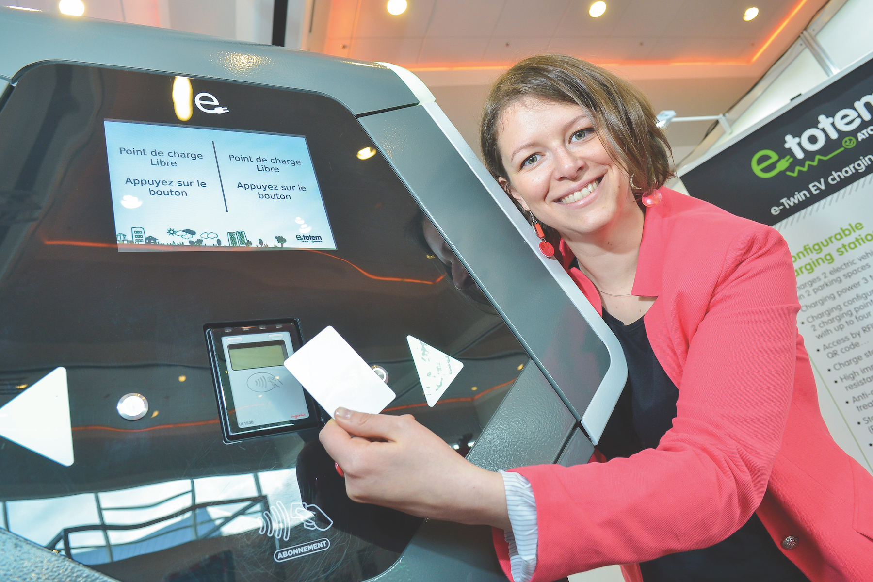 E-Totem shows e-Twin Premium vehicle charging station | ITS International